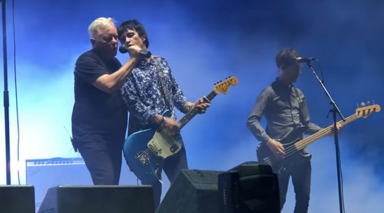 Electronic (Johnny Marr y Bernard Sumner) se reúnen en el escenario ...