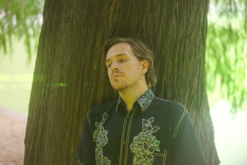 Escucha el folk de cámara de Kris Kelly - Muzikalia