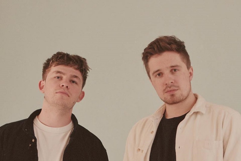 Aquilo comparten un vídeo en directo de su single "Just asking" - Muzikalia