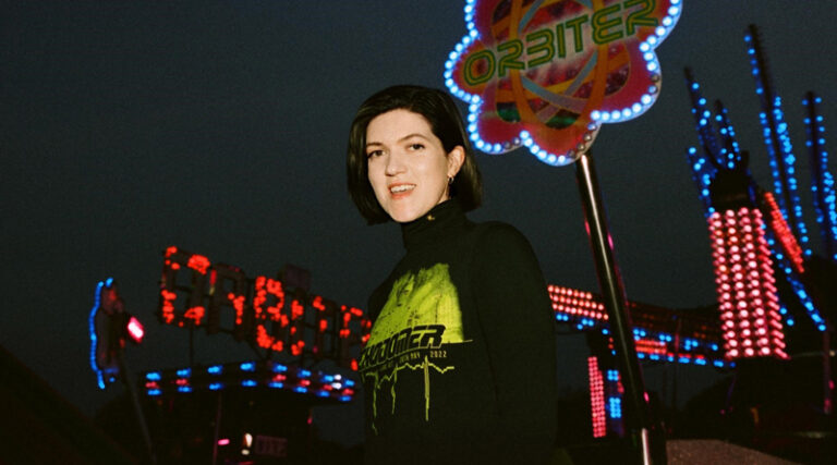 Romy tiene nuevo sencillo, 'The Sea' - Muzikalia