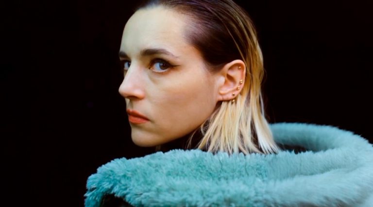 Jehnny Beth de Savages avanza su nuevo disco con 'Broken Rib' - Muzikalia