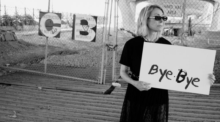 Kim Gordon desafía a Trump con la nueva 'BYE BYE' - Muzikalia